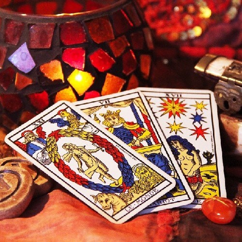 タロット・ティアラのYouTube占い！個人鑑定級の恋占いが話題のチャンネルとは？